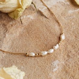 Holzkern Lovesign Halskette Damen Gold und Perle