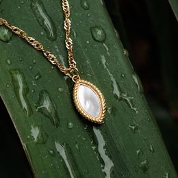 Holzkern Visual Halskette Damen Gold und Wei&szlig;es Perlmutt