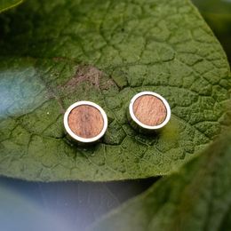 Holzkern Pigment Ohrringe Damen Silber und Koa