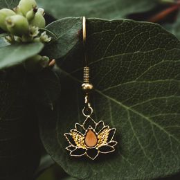 Holzkern Balance Ohrringe Damen Gold und Olive
