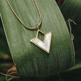 Holzkern Conceptual Halskette Damen Gold und Perlmutt