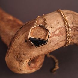 Holzkern Assemblage Halskette Damen Gold und Sandstein