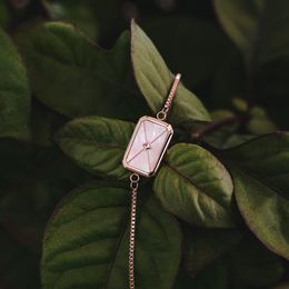 Holzkern Aquarell Armband Damen Ros&eacute; und Perlmutt
