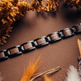 Holzkern Damen & Herren Armband Rhapsodie Walnussholz & Edelstahl in Schwarz Gr&ouml;&szlig;enverstellbar