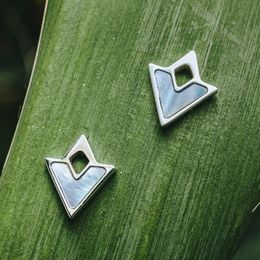Holzkern Conceptual Ohrringe Damen Silber und Perlmutt
