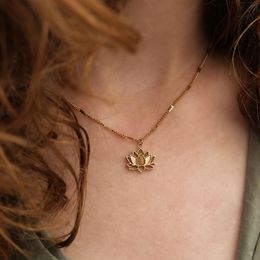 Holzkern Balance Halskette Damen Gold und Olive