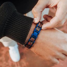 Herrenarmband Kanon aus blauem Edelstahl und Walnuss; Holzkern
