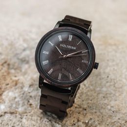 Schwarze Uhr f&uuml;r Herren Carlos, Zifferblatt & Armband aus Holz