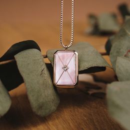 Holzkern Aquarell Halskette Damen Ros&eacute; und Perlmutt