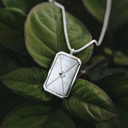 Holzkern Aquarell Halskette Damen Silber und Wei&szlig;es Perlmutt