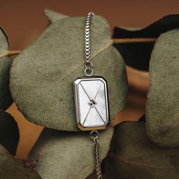 Holzkern Aquarell Armband Damen Silber und Wei&szlig;es Perlmutt