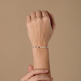 Gold Armband mit wei&szlig;en Perlen, Einzigartiges Geschenk f&uuml;r Damen Familytie