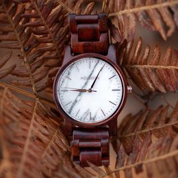 Holzuhr Wintertag, aus Padouk und wei&szlig;em Marmor von Holzkern