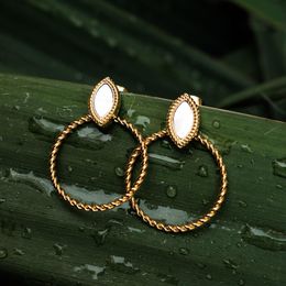 Holzkern Visual Ohrringe Damen Gold und Wei&szlig;es Perlmutt