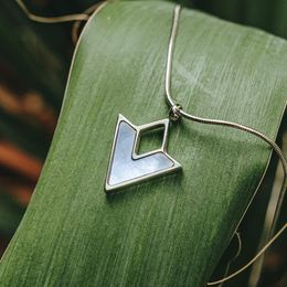Holzkern Conceptual Halskette Damen Silber und Perlmutt