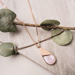 Holzkern Emulsify Halskette Damen Ros&eacute; und Rosa Perlmutt