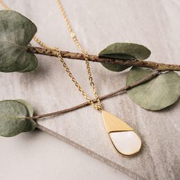 Holzkern Emulsify Halskette Damen Gold und Wei&szlig;es Perlmutt