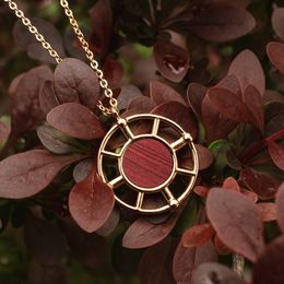 Holzkern Amulett Halskette Damen Gold und Amaranth