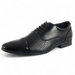 Klassische Herrenschuhe im Brogue-Stil mit Schn&uuml;rung in Schwarz