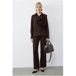 Schal-detaillierte Bluse und hochtaillierte weite Hose Zweiteiliges Set