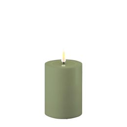 Deluxe Homeart LED Real Flame Outdoor Stumpenkerze staubig gr&uuml;n &Oslash;7,5 x H10cm, staubig gr&uuml;n skandinavische Deko Online Shop