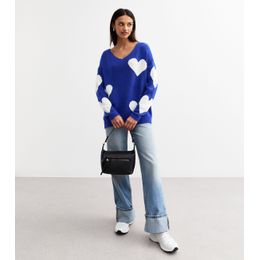 Blauer Pullover mit V-Ausschnitt und &uuml;bergro&szlig;em Herz.