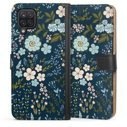 DeinDesign Galaxy A12 Handy Klapph&uuml;lle Handyh&uuml;lle aus Kunst Leder schwarz Flip Case Blue Muster Flowers Sideflip mit langer Lasche