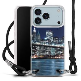 DeinDesign iPhone 17 Pro Handy Carry Case H&uuml;lle mit Band Handykette zum Umh&auml;ngen schwarz Usa Brooklyn Bridge New York Carry Case