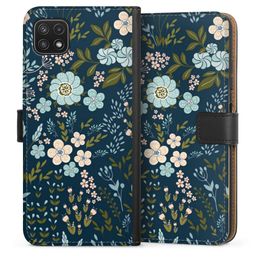 DeinDesign Galaxy A22 5G Handy Klapph&uuml;lle Handyh&uuml;lle aus Kunst Leder schwarz Flip Case Blue Muster Flowers Sideflip mit langer Lasche