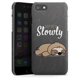 DeinDesign iPhone SE (2020) Handy Premium Case Smartphone Handyh&uuml;lle Schutzh&uuml;lle matt Lazy Sunday Sayings Sloth Premium Case