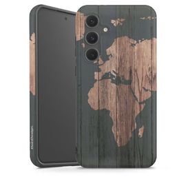 DeinDesign Galaxy S24 FE 5G Handy Panzer Handyh&uuml;lle robuste Outdoor H&uuml;lle Schutzh&uuml;lle gl&auml;nzend Wooden Look Map World Map Tough Case