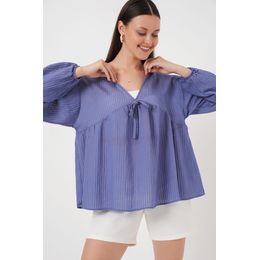 Strukturierte Seersucker-V-Ausschnitt-Bluse mit Schleife