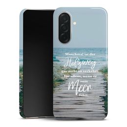 DeinDesign Galaxy A26 Handy Premium Case Smartphone Handyh&uuml;lle Schutzh&uuml;lle gl&auml;nzend Statement Beach Spruch Premium Case