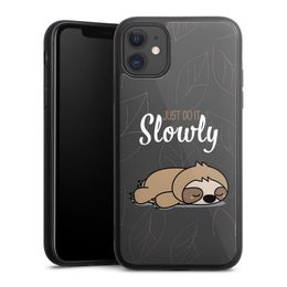 DeinDesign iPhone 11 Handy Gallery Case Handyh&uuml;lle 9H Geh&auml;rtetes Glas R&uuml;ckseite H&uuml;lle Sayings Sloth Lazy Sunday Gallery Case