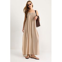 Besticktes Maxikleid mit quadratischem Kragen