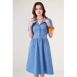 Denim-Midi-Kleid mit Hemdkragen und Knopfschluss
