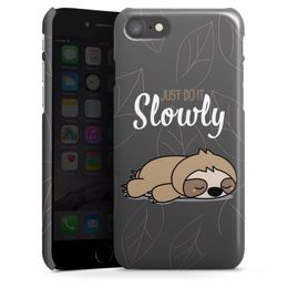 DeinDesign iPhone SE (2022) Handy Premium Case Smartphone Handyh&uuml;lle Schutzh&uuml;lle gl&auml;nzend Lazy Sunday Sayings Sloth Premium Case