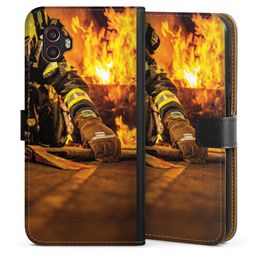 DeinDesign Galaxy XCover 6 Pro Handy Klapph&uuml;lle Handyh&uuml;lle aus Kunst Leder schwarz Flip Case Fire Fighters Life Saver Fire Fighter Sideflip mit langer Lasche