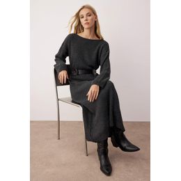 Graues, flaches, langes, l&auml;ssiges Damenkleid
