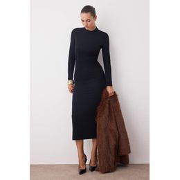 Unifarbenes, langes, figurbetontes Maxikleid f&uuml;r Damen, ideal f&uuml;r Abschlussfeiern oder Ball.
