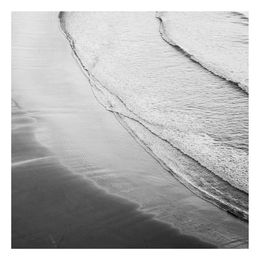 Bilderwelten Alu-Dibond Outdoor Bild Leichter Wellengang am Strand Schwarz Wei&szlig;