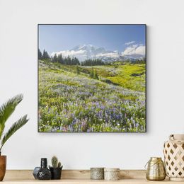 Bilderwelten Wechselbild Bergwiese mit roten Blumen vor Mt. Rainier