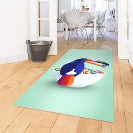 Vinylteppich - Fr&uuml;hst&uuml;ck mit Tukan - Fotomontage gr&uuml;n Tiere Vinylmatte V&ouml;gel K&uuml;che Badezimmer Flur