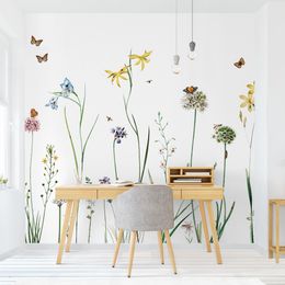 Fototapete Tanzende Schmetterlinge auf Wildblumen