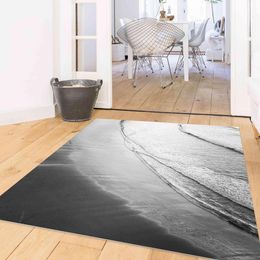 Bilderwelten Vinylteppich Motiv schwarz weiss Strand Vinylmatte - Leichter Wellengang am Strand Schwarz Wei&szlig; - Landschaft K&uuml;che Badezimmer Flur
