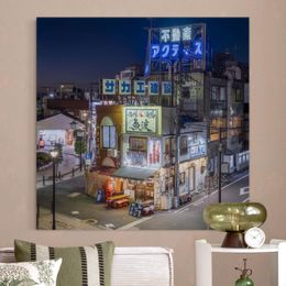 Akustikbild Japan Stra&szlig;e mit Leuchtreklame bei Nacht