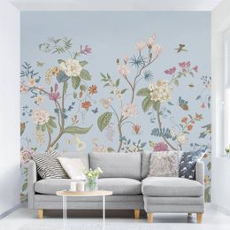 Bilderwelten Fototapete Blumen Illustration Wandtapete blau - Illustrierte Blumen Chinoiserie auf Hellblau - Schmetterlinge Wohnzimmer Schlafzimmer