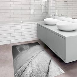 Bilderwelten Vinylteppich Motiv schwarz weiss Strand Vinylmatte - Leichter Wellengang am Strand Schwarz Wei&szlig; - Landschaft K&uuml;che Badezimmer Flur