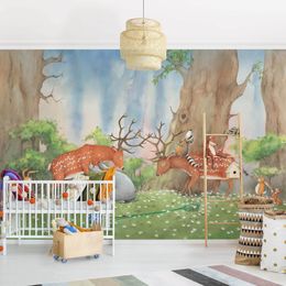 Bilderwelten Fototapete Wald Illustration Aquarell gr&uuml;n - Wassili Waschb&auml;r - Wassili hilft den Hirschen - B&auml;ume Kinderzimmer Baby M&auml;dchen Jungen