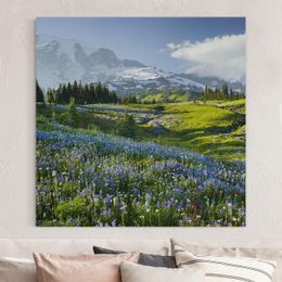 Bilderwelten Akustikbild Bergwiese mit blauen Blumen vor Mt. Rainier